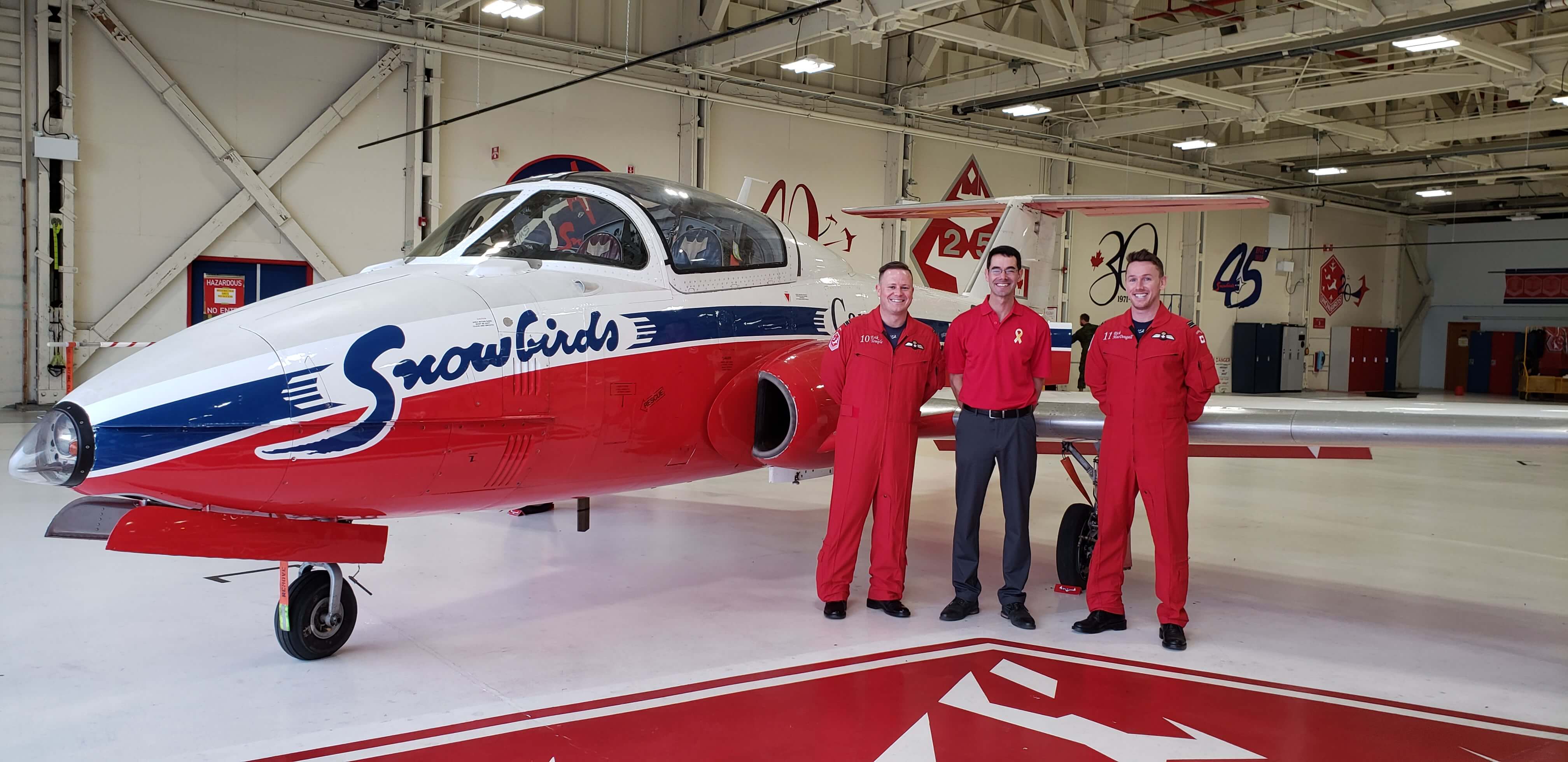 NAV CANADA Employé de NAV CANADA nommé membre honoraire des Snowbirds
